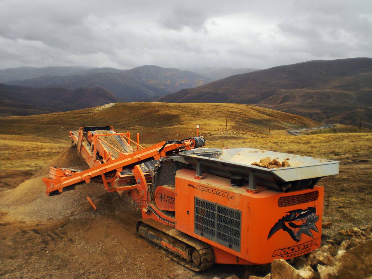 Rockster R900 Track-Mounted Impact Crusher - Recycling Equipment Reviews